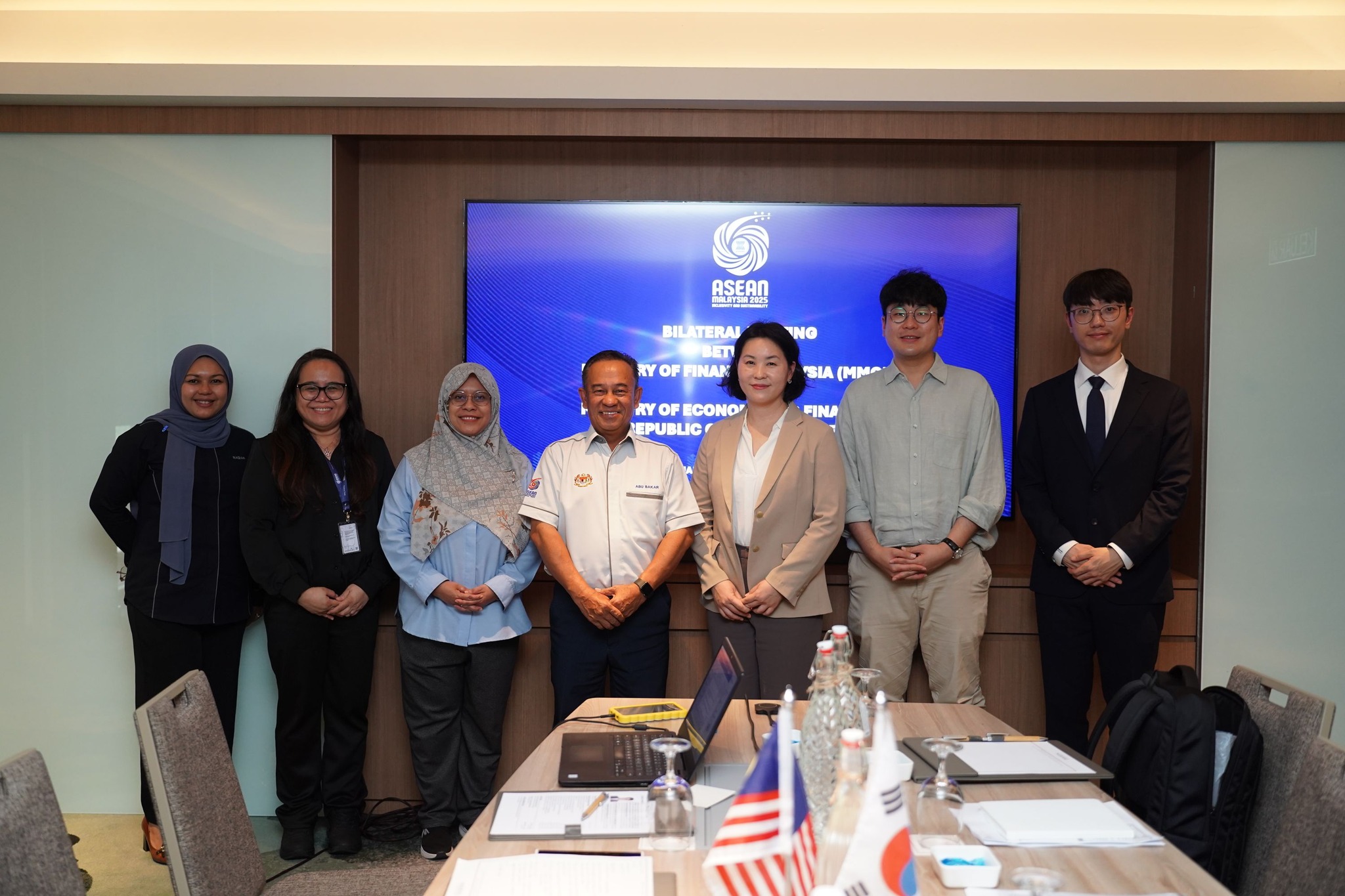 Delegasi MOF mengadakan mesyuarat dua hala dengan AMRO dan beberapa ...