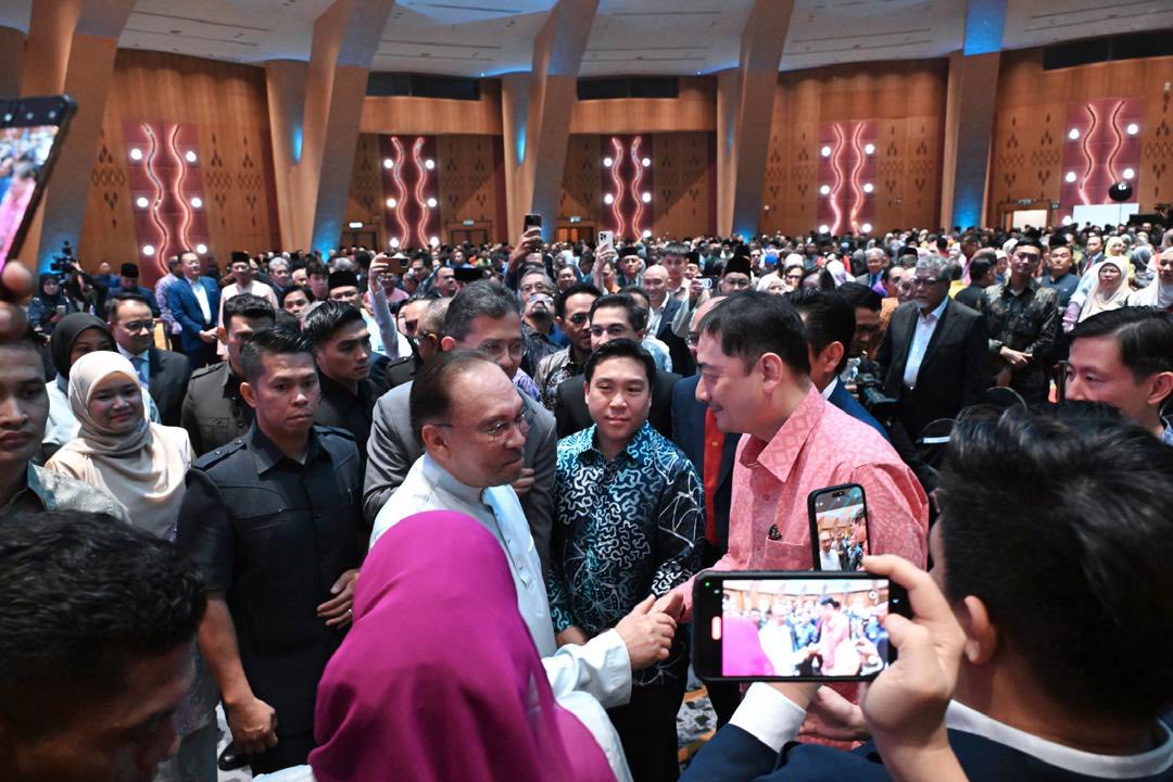 Majlis Peluncuran Sekolah Angkat MADANI