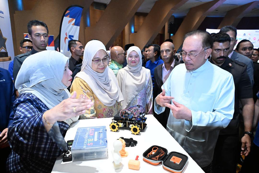 Majlis Peluncuran Sekolah Angkat MADANI