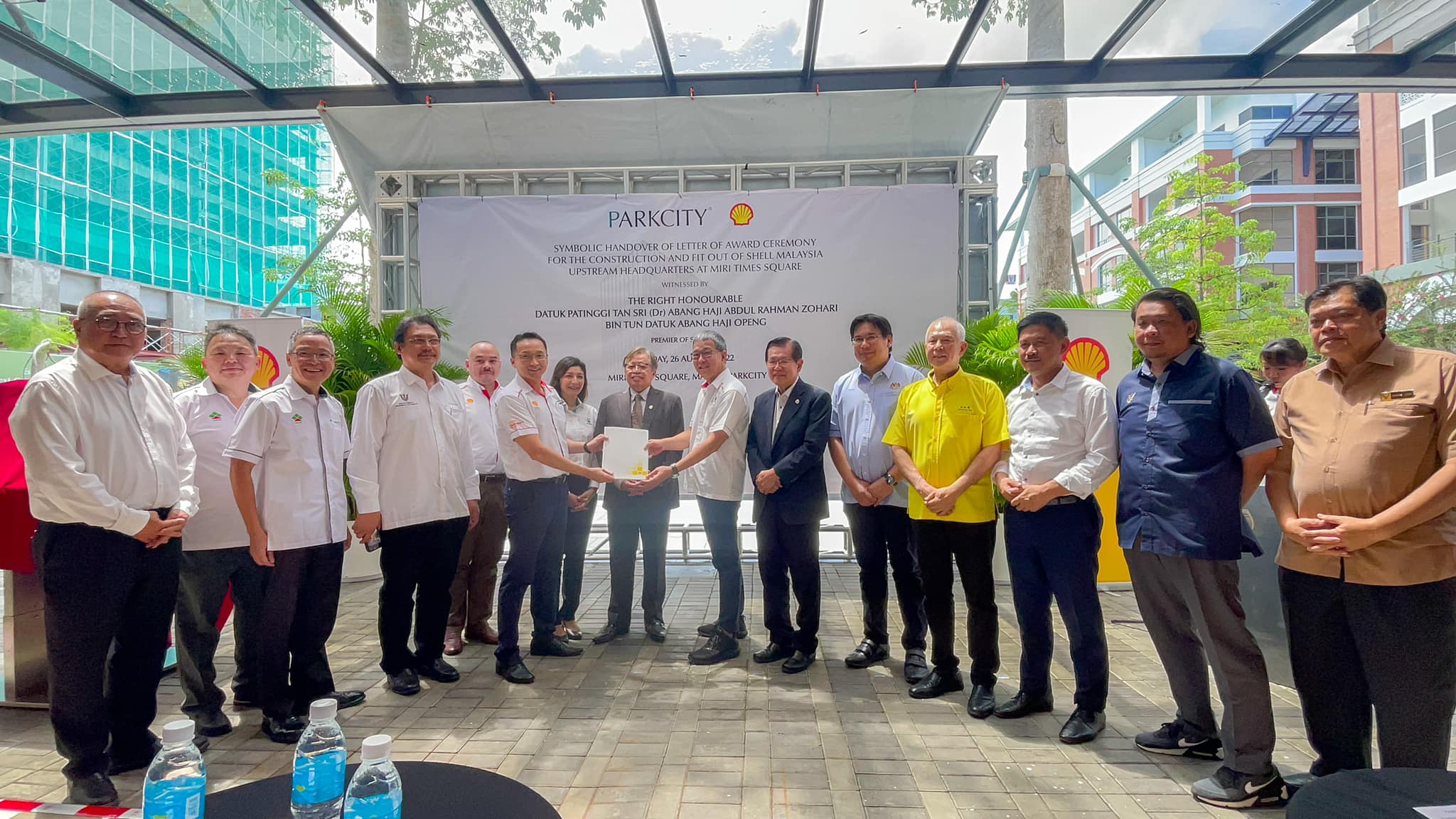 Majlis Penyerahan Simbolik Surat Anugerah Bagi Pembinaan Shell Malaysia ...