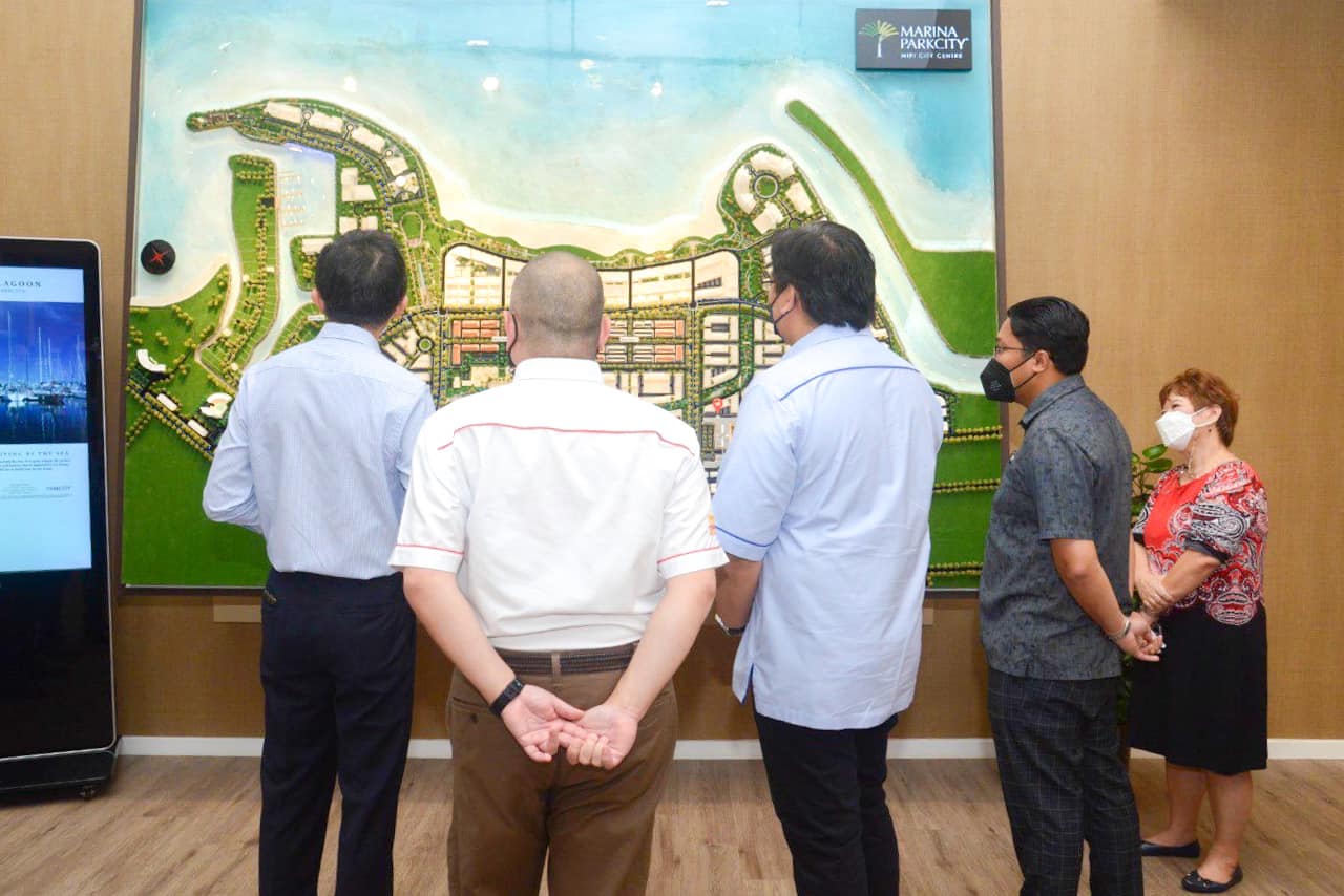 Majlis Penyerahan Simbolik Surat Anugerah Bagi Pembinaan Shell Malaysia ...